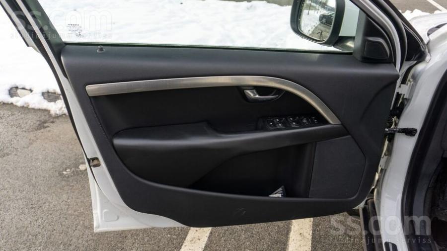 White Volvo XC70 2014 in Riga, with an engine capacity of 2.40 L and mileage of 281 thousand km for 9390 €, photo 26 on AUTOMOTO.COM.LV