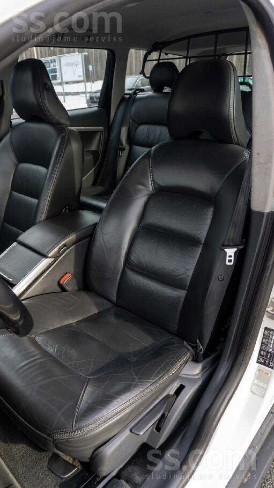 White Volvo XC70 2014 in Riga, with an engine capacity of 2.40 L and mileage of 281 thousand km for 9390 €, photo 27 on AUTOMOTO.COM.LV