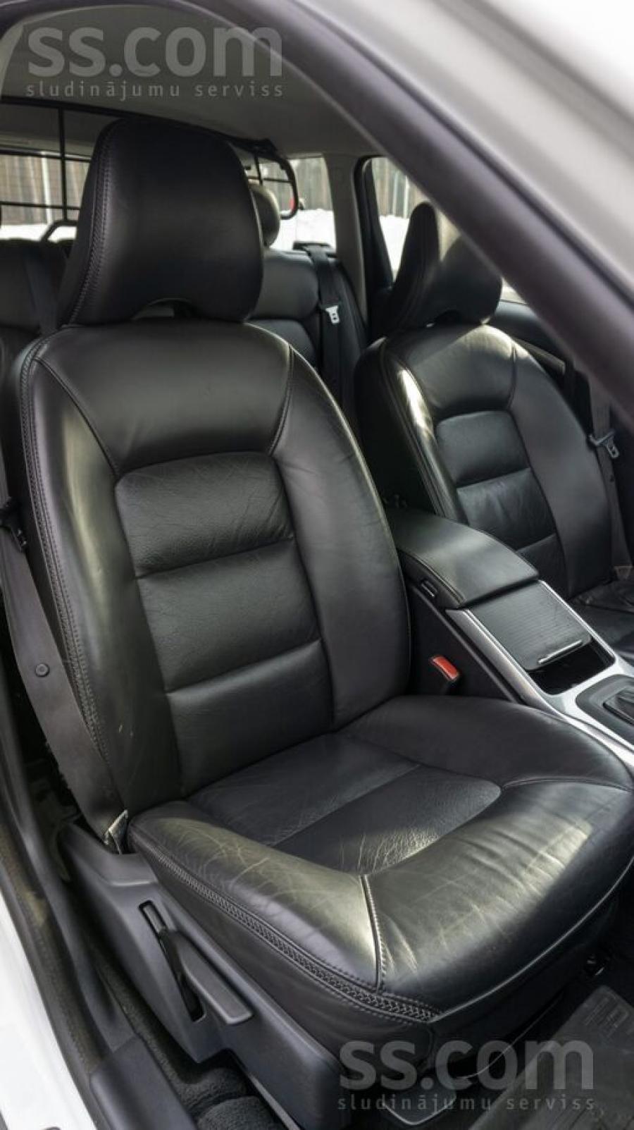 White Volvo XC70 2014 in Riga, with an engine capacity of 2.40 L and mileage of 281 thousand km for 9390 €, photo 28 on AUTOMOTO.COM.LV