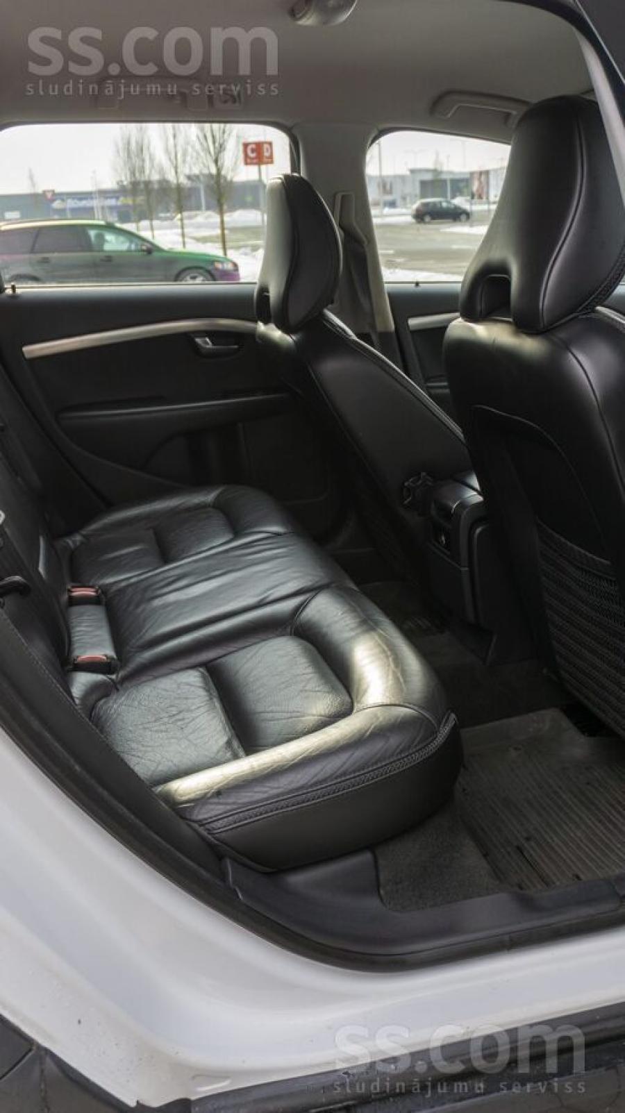 White Volvo XC70 2014 in Riga, with an engine capacity of 2.40 L and mileage of 281 thousand km for 9390 €, photo 29 on AUTOMOTO.COM.LV