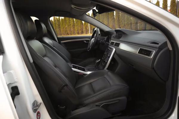 Balts Volvo XC70 2014 Jelgava, ar dzinēja tilpumu 2.40 L un nobraukumu 265 tūkst. km par 9800 €, foto 9 vietnē AUTOMOTO.COM.LV