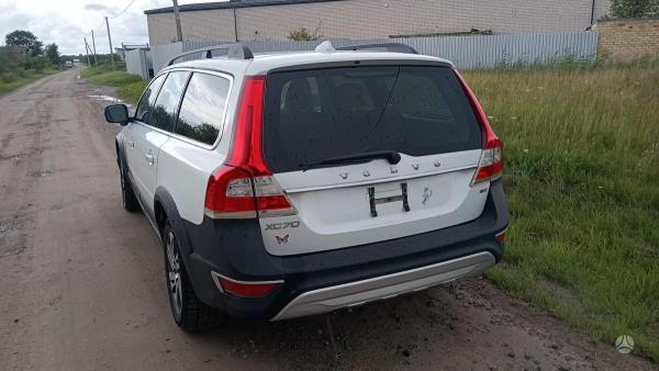 White Volvo XC70 2014 in Siauliai, with an engine capacity of 3.20 L and mileage of 310 thousand km for 6150 €, photo 2 on AUTOMOTO.COM.LV