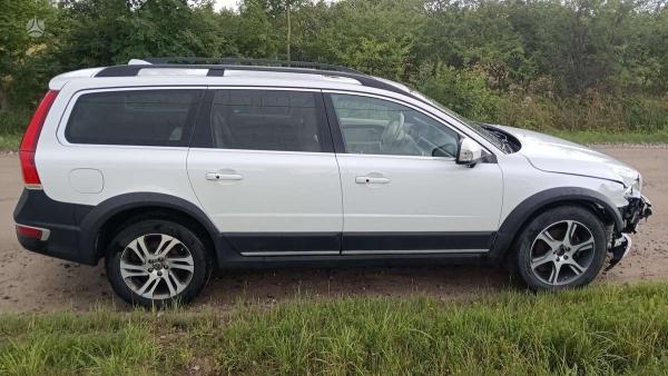 White Volvo XC70 2014 in Siauliai, with an engine capacity of 3.20 L and mileage of 310 thousand km for 6150 €, photo 6 on AUTOMOTO.COM.LV