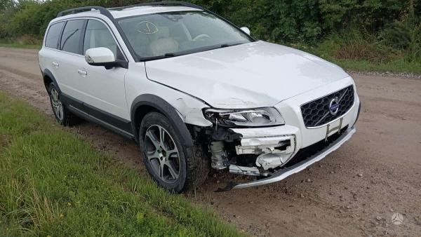 White Volvo XC70 2014 in Siauliai, with an engine capacity of 3.20 L and mileage of 310 thousand km for 6150 €, photo 7 on AUTOMOTO.COM.LV