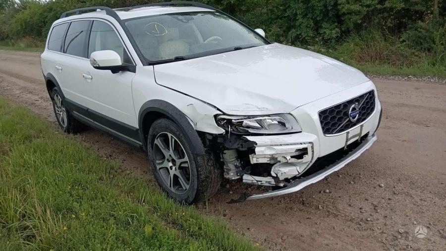 White Volvo XC70 2014 in Siauliai, with an engine capacity of 3.20 L and mileage of 310 thousand km for 6150 €, photo 8 on AUTOMOTO.COM.LV