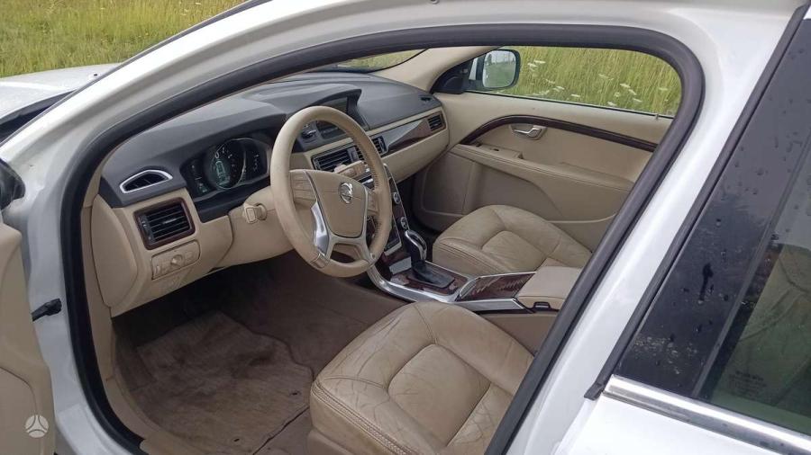 White Volvo XC70 2014 in Siauliai, with an engine capacity of 3.20 L and mileage of 310 thousand km for 6150 €, photo 12 on AUTOMOTO.COM.LV
