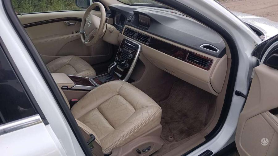 White Volvo XC70 2014 in Siauliai, with an engine capacity of 3.20 L and mileage of 310 thousand km for 6150 €, photo 13 on AUTOMOTO.COM.LV