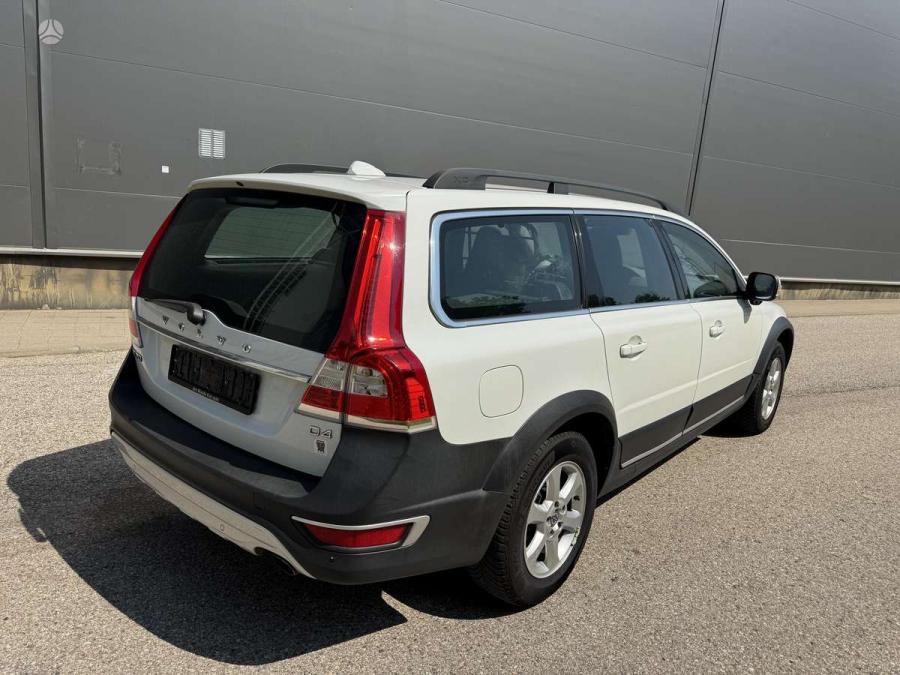 White Volvo XC70 2014 in Alytus, with an engine capacity of 1.97 L and mileage of 279 thousand km for 8600 €, photo 5 on AUTOMOTO.COM.LV