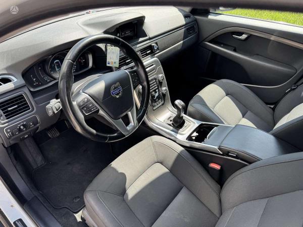 White Volvo XC70 2014 in Alytus, with an engine capacity of 1.97 L and mileage of 279 thousand km for 8600 €, photo 7 on AUTOMOTO.COM.LV