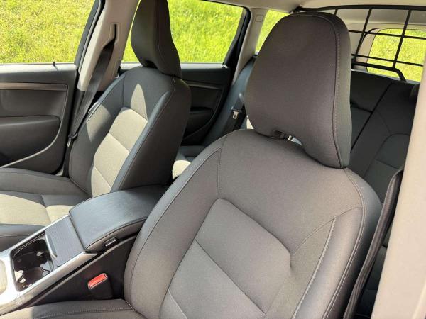 White Volvo XC70 2014 in Alytus, with an engine capacity of 1.97 L and mileage of 279 thousand km for 8600 €, photo 8 on AUTOMOTO.COM.LV