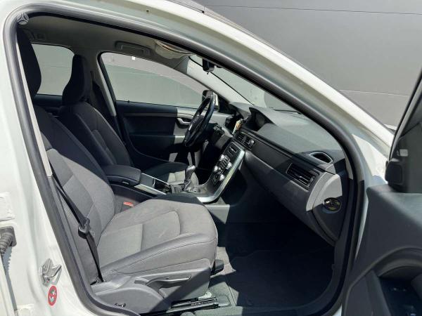 White Volvo XC70 2014 in Alytus, with an engine capacity of 1.97 L and mileage of 279 thousand km for 8600 €, photo 9 on AUTOMOTO.COM.LV