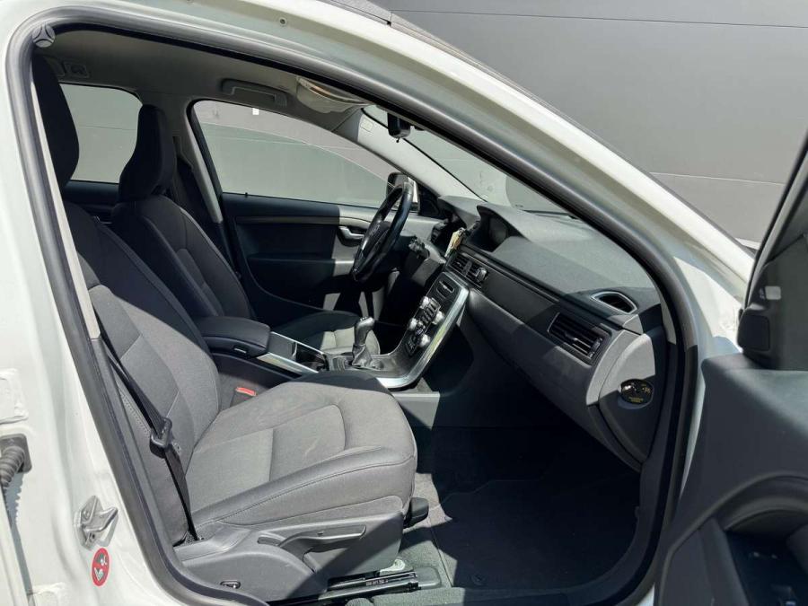 White Volvo XC70 2014 in Alytus, with an engine capacity of 1.97 L and mileage of 279 thousand km for 8600 €, photo 10 on AUTOMOTO.COM.LV