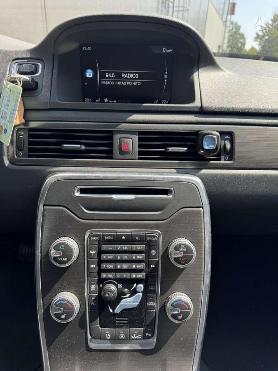 White Volvo XC70 2014 in Alytus, with an engine capacity of 1.97 L and mileage of 279 thousand km for 8600 €, photo 13 on AUTOMOTO.COM.LV