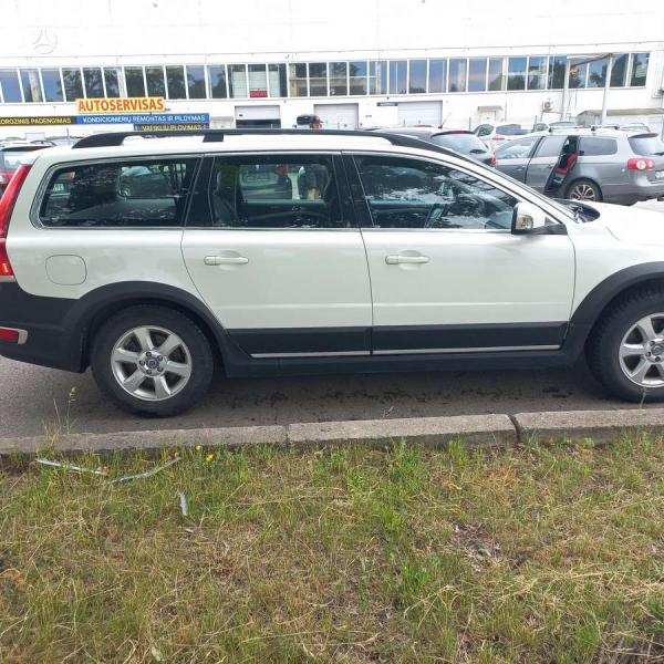 White Volvo XC70 2014 in Panevezys, with an engine capacity of 1.97 L and mileage of 281 thousand km for 9450 €, photo 9 on AUTOMOTO.COM.LV