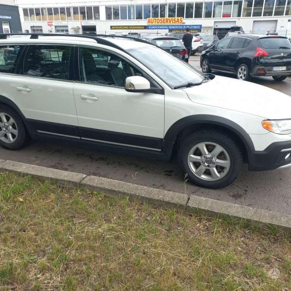 White Volvo XC70 2014 in Panevezys, with an engine capacity of 1.97 L and mileage of 281 thousand km for 9450 €, photo 10 on AUTOMOTO.COM.LV