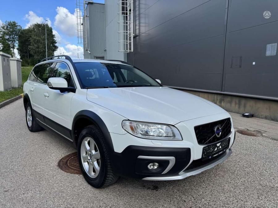 White Volvo XC70 2014 in Alytus, with an engine capacity of 2.00 L and mileage of 279 thousand km for 8500 €, photo 3 on AUTOMOTO.COM.LV