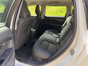 White Volvo XC70 2014 in Alytus, with an engine capacity of 2.00 L and mileage of 279 thousand km for 8500 €, photo 11 on AUTOMOTO.COM.LV