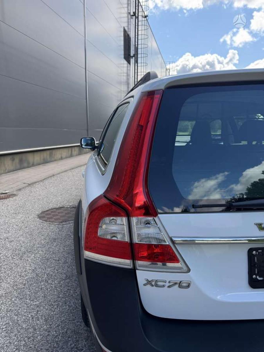 White Volvo XC70 2014 in Alytus, with an engine capacity of 2.00 L and mileage of 279 thousand km for 8500 €, photo 30 on AUTOMOTO.COM.LV