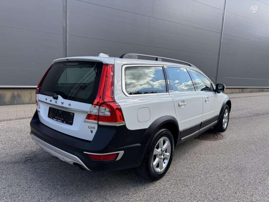 White Volvo XC70 2014 in Alytus, with an engine capacity of 2.00 L and mileage of 279 thousand km for 7950 €, photo 5 on AUTOMOTO.COM.LV