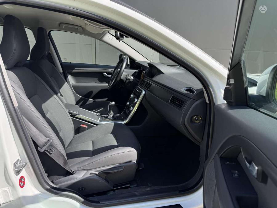 White Volvo XC70 2014 in Alytus, with an engine capacity of 2.00 L and mileage of 279 thousand km for 7950 €, photo 10 on AUTOMOTO.COM.LV