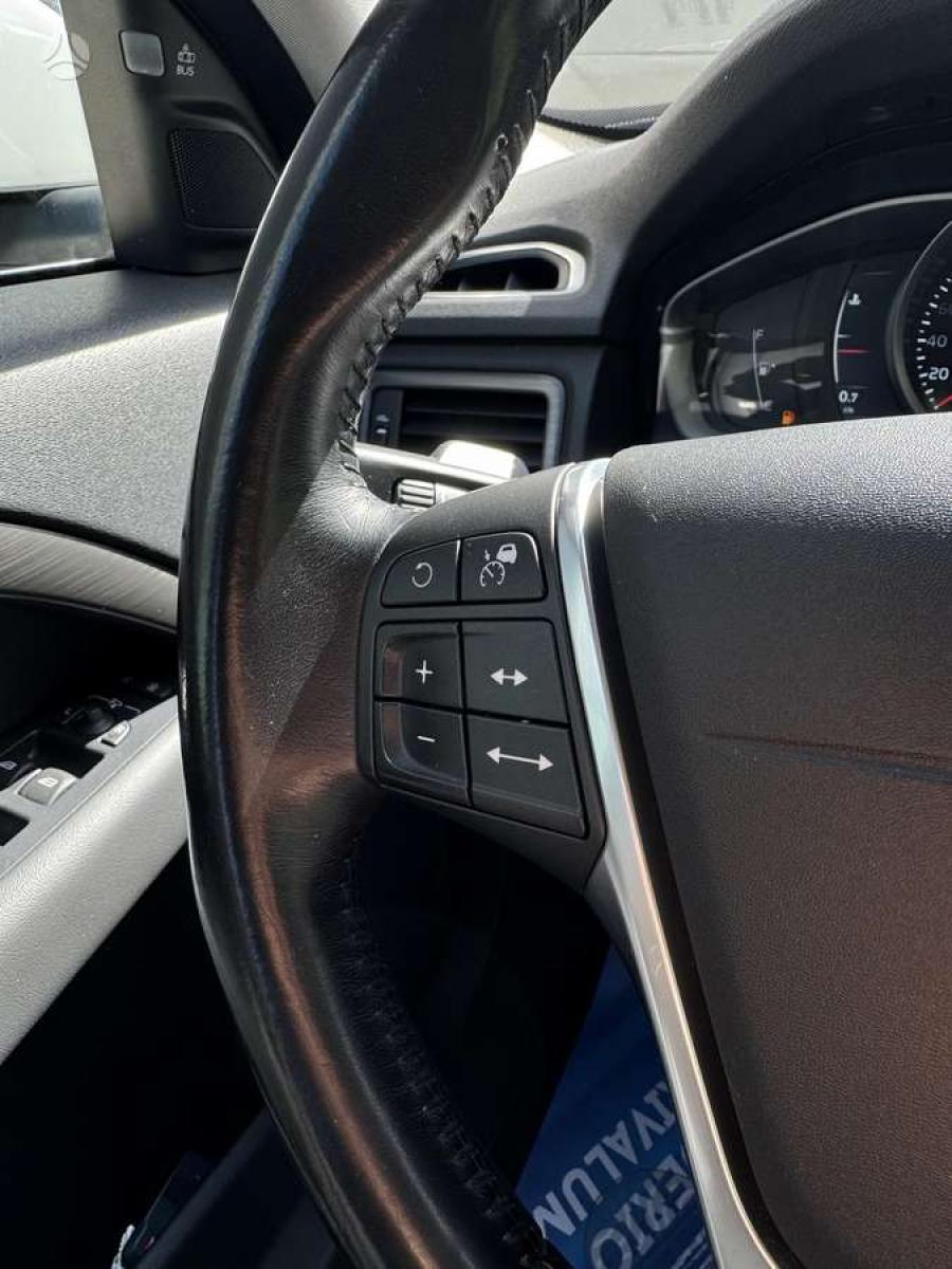 White Volvo XC70 2014 in Alytus, with an engine capacity of 2.00 L and mileage of 279 thousand km for 7950 €, photo 19 on AUTOMOTO.COM.LV