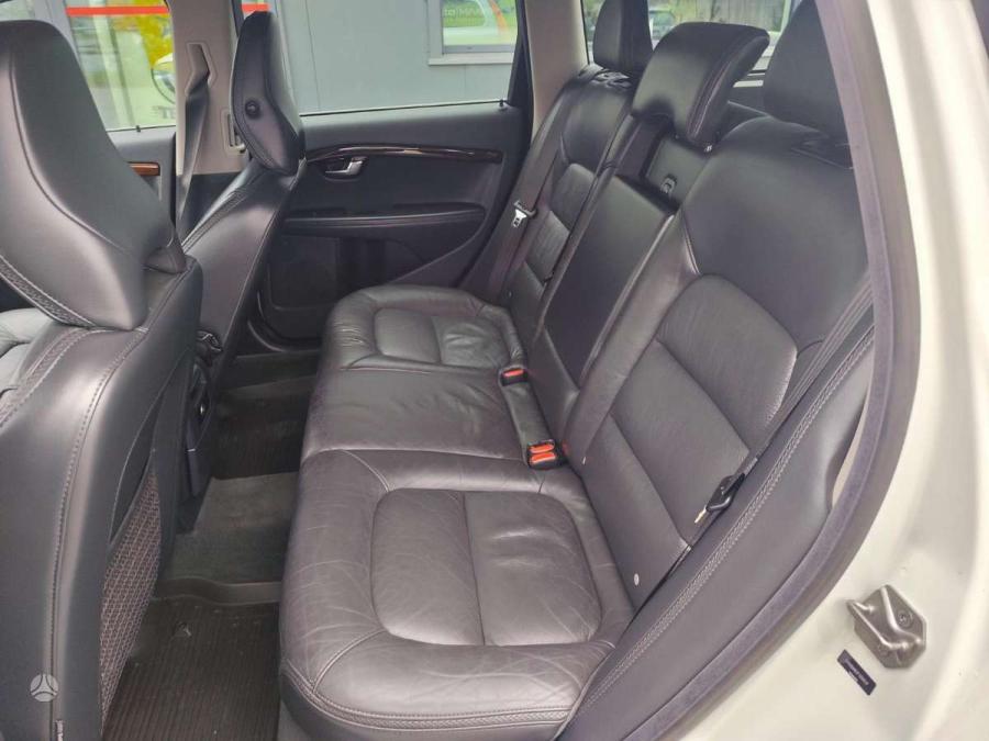 White Volvo XC70 2015 in Siauliai, with an engine capacity of 3.00 L and mileage of 310 thousand km for 10700 €, photo 23 on AUTOMOTO.COM.LV
