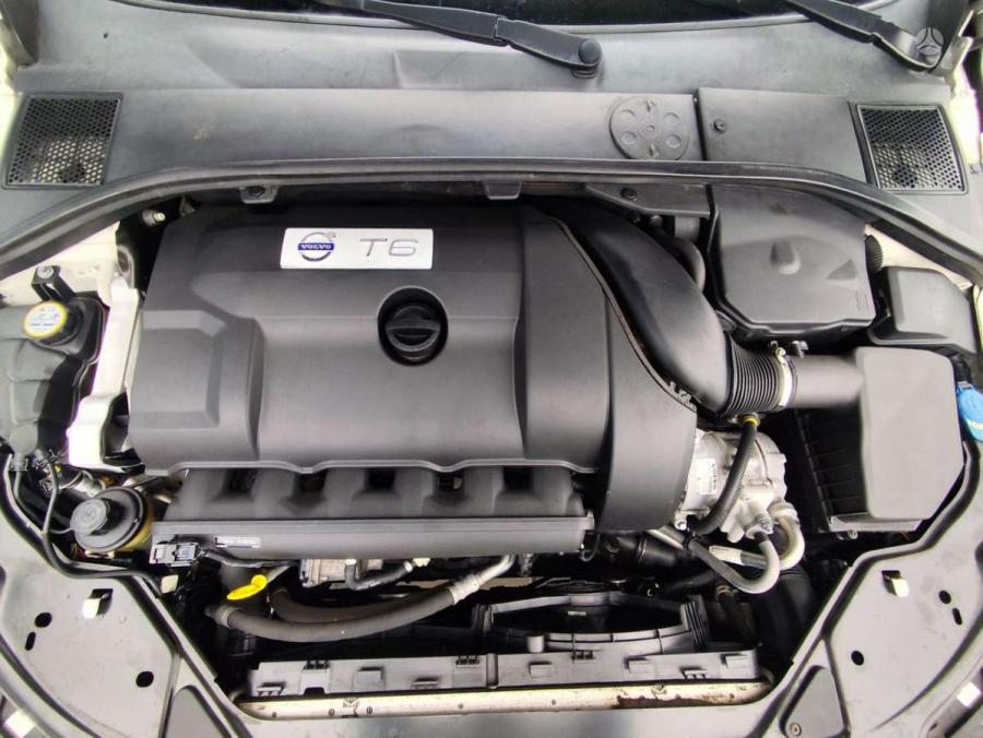 White Volvo XC70 2015 in Siauliai, with an engine capacity of 3.00 L and mileage of 310 thousand km for 10700 €, photo 31 on AUTOMOTO.COM.LV