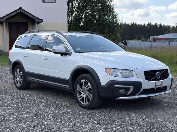 White Volvo XC70 2015 in Ukmerge, with an engine capacity of 1.97 L and mileage of 280 thousand km for 5600 €, photo 1 on AUTOMOTO.COM.LV
