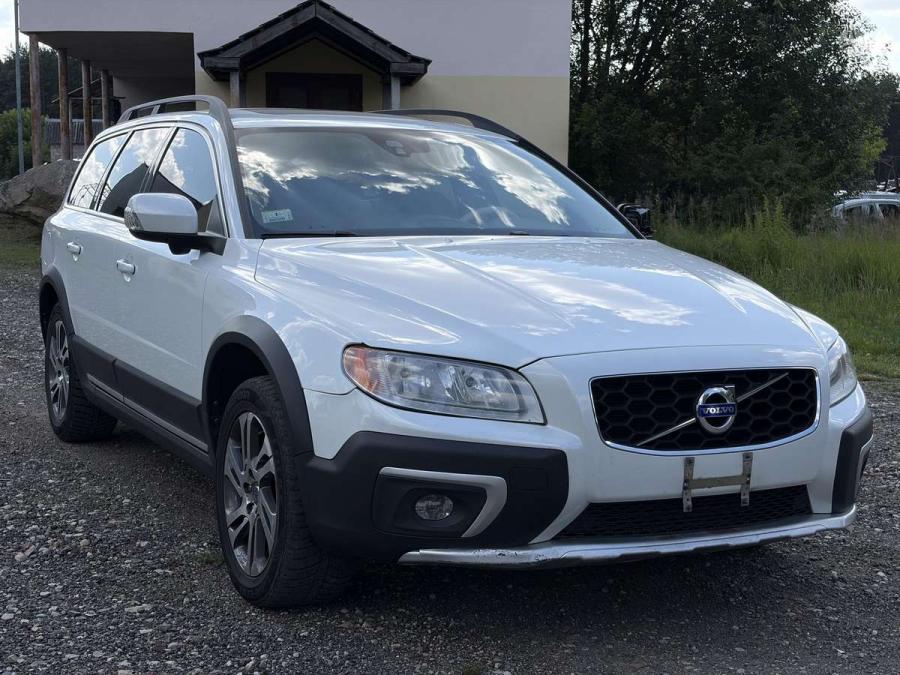 White Volvo XC70 2015 in Ukmerge, with an engine capacity of 1.97 L and mileage of 280 thousand km for 5600 €, photo 3 on AUTOMOTO.COM.LV