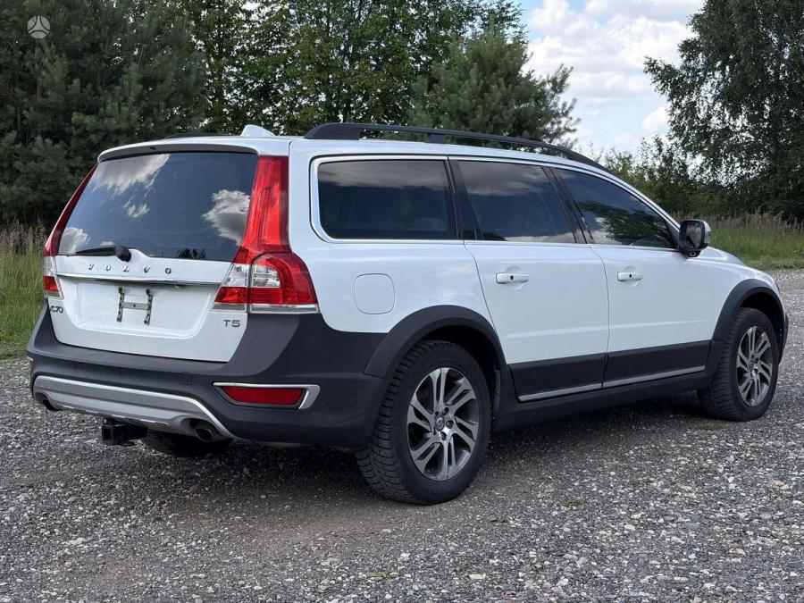 White Volvo XC70 2015 in Ukmerge, with an engine capacity of 1.97 L and mileage of 280 thousand km for 5600 €, photo 6 on AUTOMOTO.COM.LV