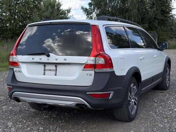 White Volvo XC70 2015 in Ukmerge, with an engine capacity of 1.97 L and mileage of 280 thousand km for 5600 €, photo 6 on AUTOMOTO.COM.LV