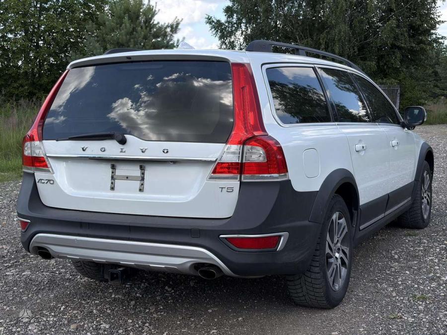 White Volvo XC70 2015 in Ukmerge, with an engine capacity of 1.97 L and mileage of 280 thousand km for 5600 €, photo 7 on AUTOMOTO.COM.LV