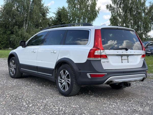 White Volvo XC70 2015 in Ukmerge, with an engine capacity of 1.97 L and mileage of 280 thousand km for 5600 €, photo 7 on AUTOMOTO.COM.LV