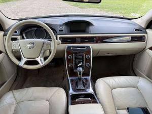 White Volvo XC70 2015 in Ukmerge, with an engine capacity of 1.97 L and mileage of 280 thousand km for 5600 €, photo 10 on AUTOMOTO.COM.LV