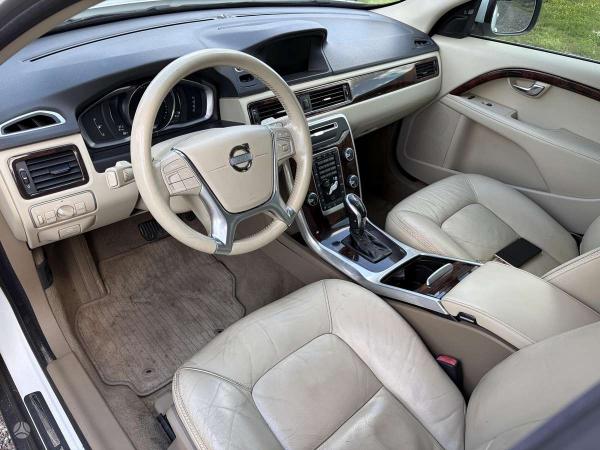 White Volvo XC70 2015 in Ukmerge, with an engine capacity of 1.97 L and mileage of 280 thousand km for 5600 €, photo 10 on AUTOMOTO.COM.LV
