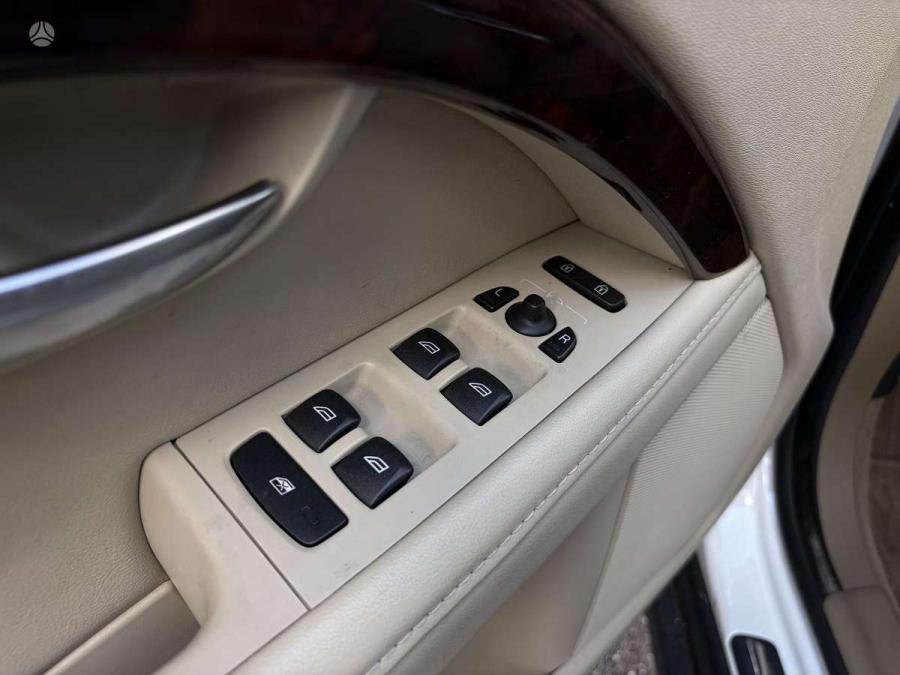 White Volvo XC70 2015 in Ukmerge, with an engine capacity of 1.97 L and mileage of 280 thousand km for 5600 €, photo 16 on AUTOMOTO.COM.LV