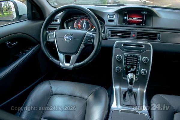 Balts Volvo XC70 2015 Tallina, ar dzinēja tilpumu 2.40 L un nobraukumu 261 tūkst. km par 17890 €, foto 4 vietnē AUTOMOTO.COM.LV
