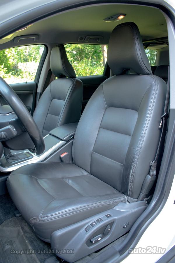 Balts Volvo XC70 2015 Tallina, ar dzinēja tilpumu 2.40 L un nobraukumu 261 tūkst. km par 17890 €, foto 11 vietnē AUTOMOTO.COM.LV
