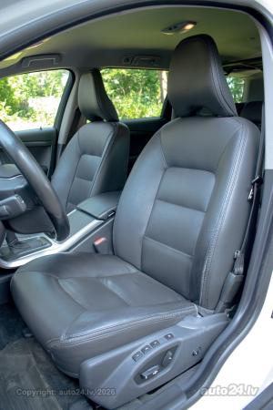 White Volvo XC70 2015 in Tallinn, with an engine capacity of 2.40 L and mileage of 261 thousand km for 17890 €, photo 11 on AUTOMOTO.COM.LV