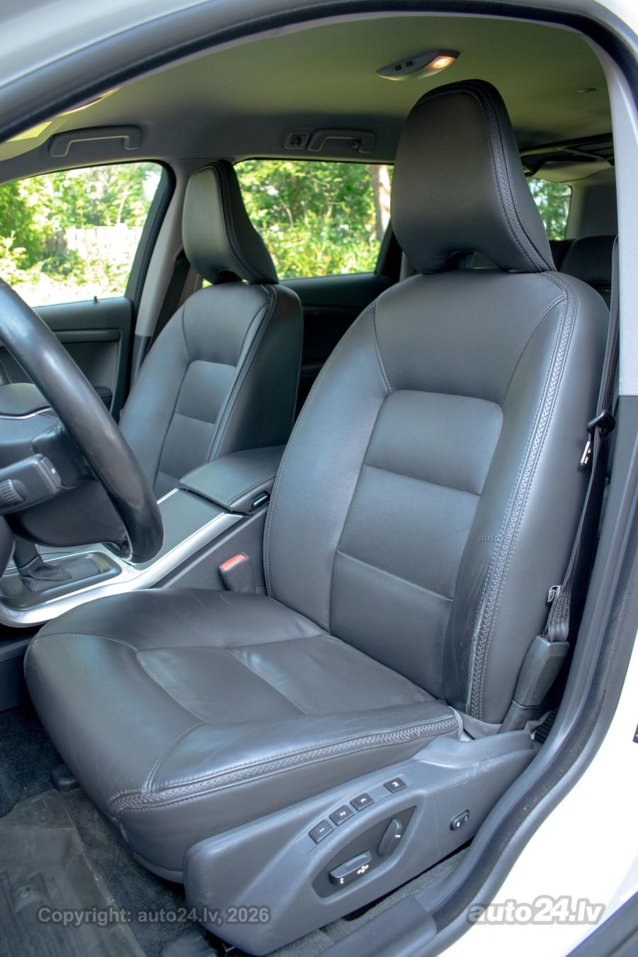 White Volvo XC70 2015 in Tallinn, with an engine capacity of 2.40 L and mileage of 261 thousand km for 17890 €, photo 11 on AUTOMOTO.COM.LV