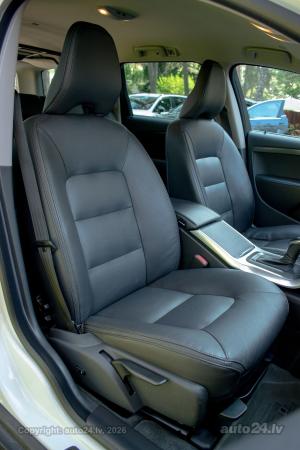 White Volvo XC70 2015 in Tallinn, with an engine capacity of 2.40 L and mileage of 261 thousand km for 17890 €, photo 12 on AUTOMOTO.COM.LV