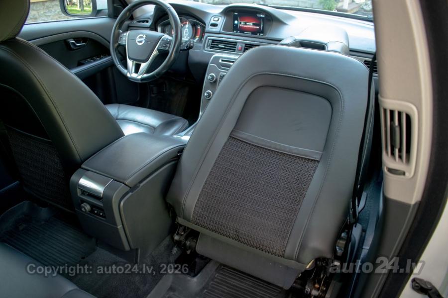 White Volvo XC70 2015 in Tallinn, with an engine capacity of 2.40 L and mileage of 261 thousand km for 17890 €, photo 18 on AUTOMOTO.COM.LV