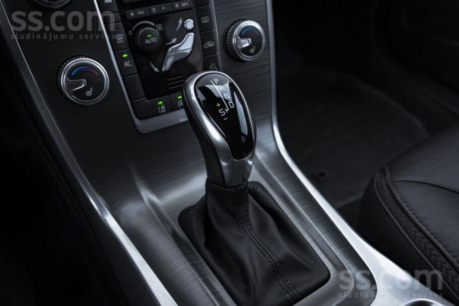 Balts Volvo XC70 2016 Rīga, ar dzinēja tilpumu 2.40 L un nobraukumu 305 tūkst. km par 12950 €, foto 24 vietnē AUTOMOTO.COM.LV