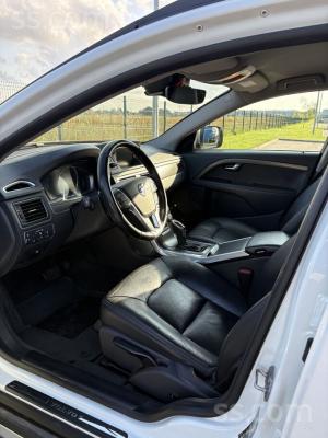White Volvo XC70 2016 in Riga, with an engine capacity of 2.40 L and mileage of 325 thousand km for 11500 €, photo 9 on AUTOMOTO.COM.LV