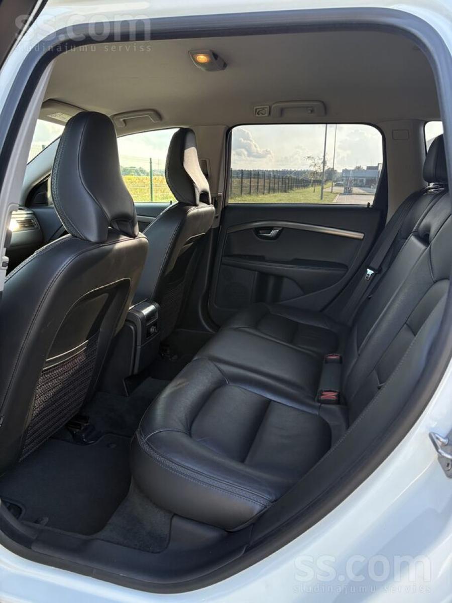 White Volvo XC70 2016 in Riga, with an engine capacity of 2.40 L and mileage of 325 thousand km for 11500 €, photo 10 on AUTOMOTO.COM.LV