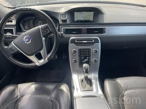 White Volvo XC70 2016 in Riga, with an engine capacity of 2.40 L and mileage of 232 thousand km for 9900 €, photo 4 on AUTOMOTO.COM.LV