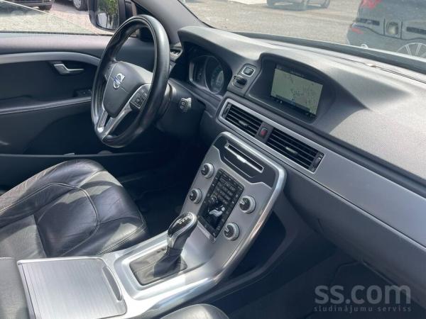 White Volvo XC70 2016 in Riga, with an engine capacity of 2.40 L and mileage of 232 thousand km for 9900 €, photo 7 on AUTOMOTO.COM.LV