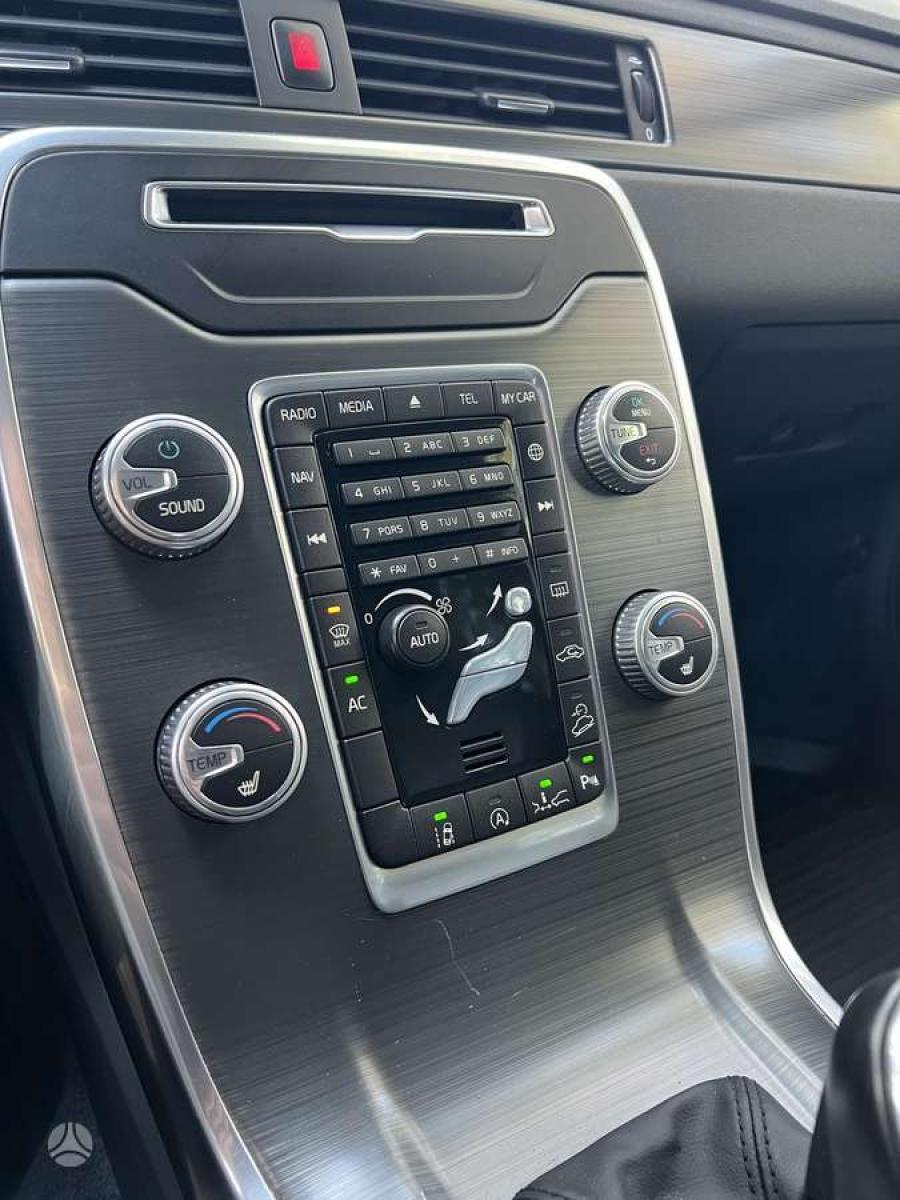 Balts Volvo XC70 2016 Utena, ar dzinēja tilpumu 2.40 L un nobraukumu 313 tūkst. km par 11650 €, foto 39 vietnē AUTOMOTO.COM.LV