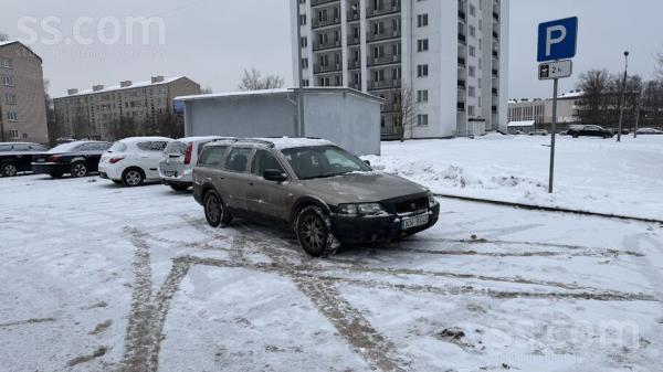 Dzeltens Volvo XC70 2003 Daugavpils, ar dzinēja tilpumu 2.40 L un nobraukumu 318 tūkst. km par 1650 €, foto 2 vietnē AUTOMOTO.COM.LV