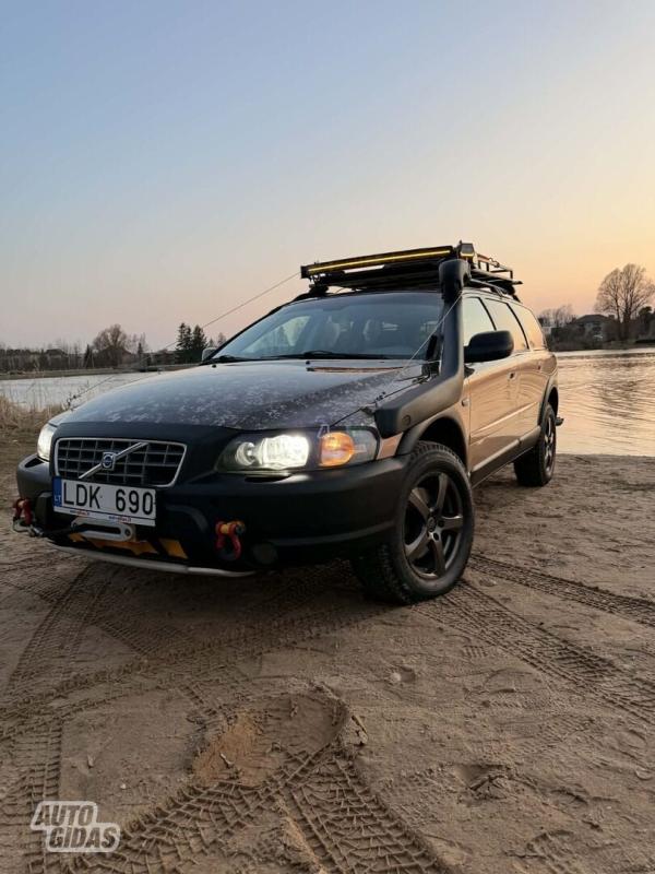 Желтый Вольво ХС70 2004 в Вильнюс, объемом двигателя 2.40 л и пробегом 388 тыс. км за 4700 €, фото 1 на AUTOMOTO.COM.LV